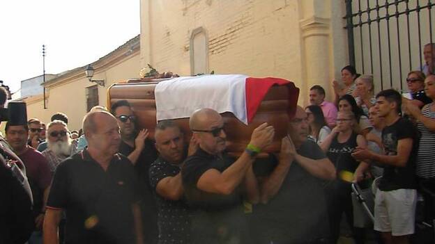 El padre de Reyes, la cara del dolor tras la muerte del futbolista ...