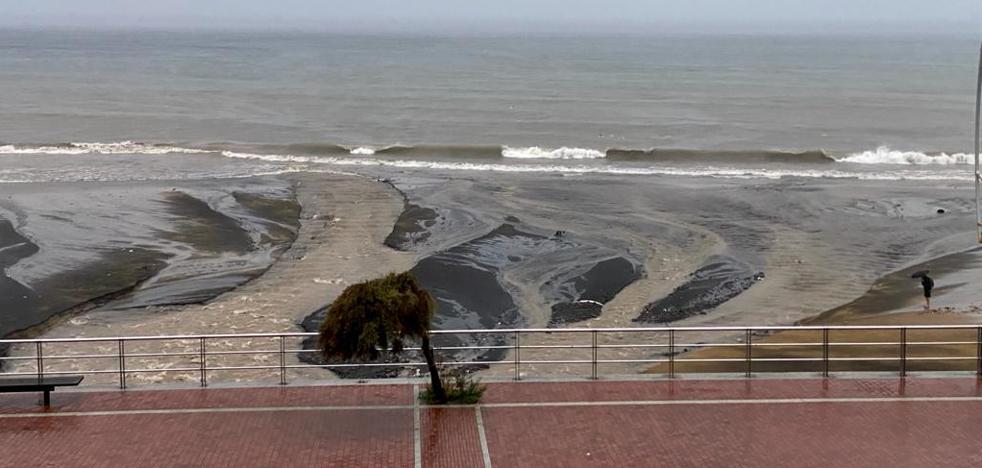 El barranco de La Ballena desemboca con fuerza en Las Canteras | Canarias7